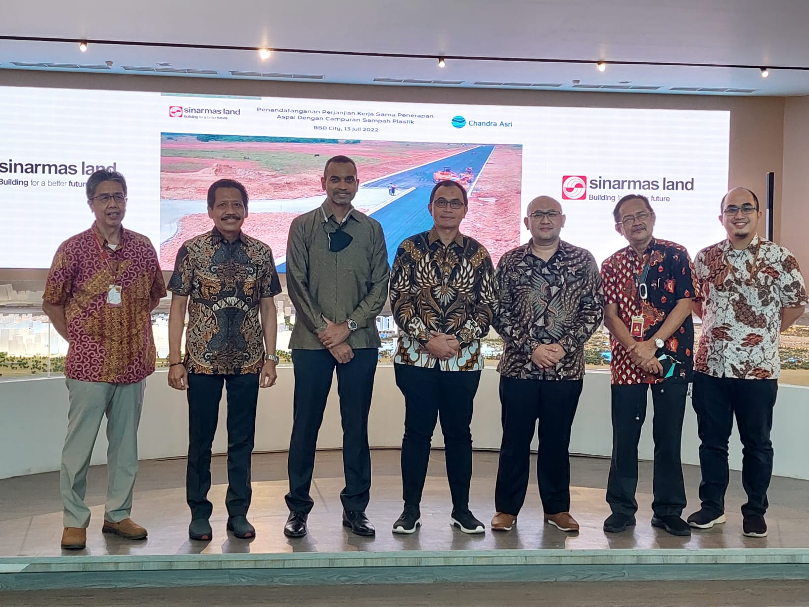 Sinar Mas Land dan Chandra Asri Kerja Sama Pengembangan Aspal Sampah Plastik